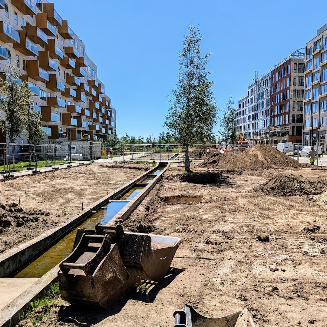 Skovrummet får park med legeplads: Nu er anlægsarbejdet i gang • Ørestad