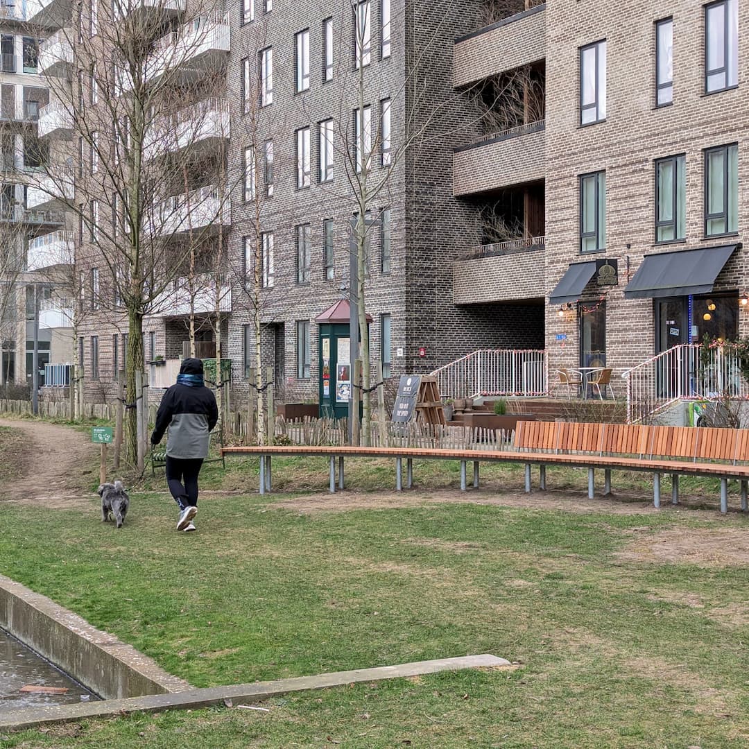 Skræddersyede bænke binder Skovrummet sammen • Ørestad